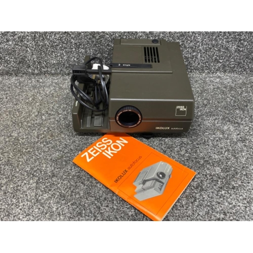 Zeiss Ikon Ikolux autofocus projector in mint condition