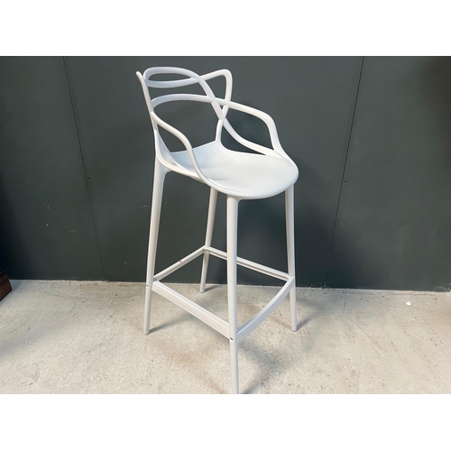 BOX OF 4 NEW DESIGNER PLASTIC PHILIPPE STARCK INSPIRED BAR STOOLS IN WHITE