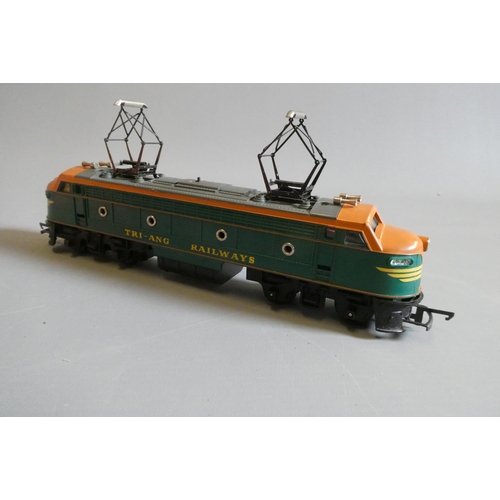 Triang Railways R257 double ended electric locomotive with pentagraphs ...
