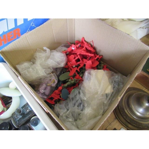 BOX OF PLASTIC SOLDIERS