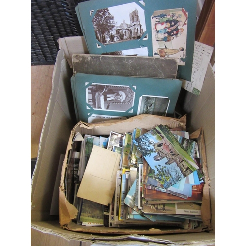 BOX OF ASSORTED POSTCARDS INCLUDING VINTAGE ALBUMS