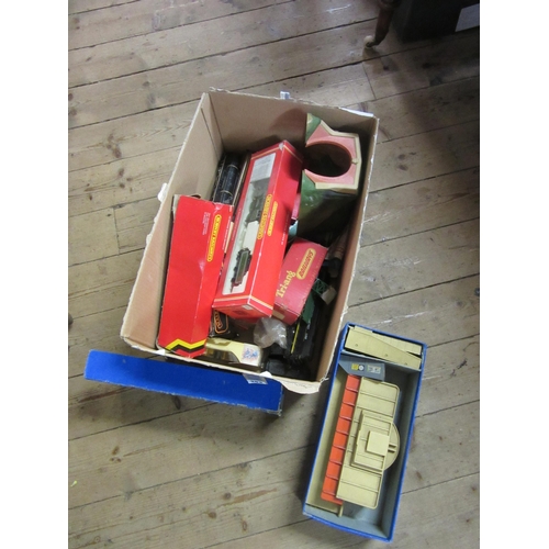 BOX OF MODEL RAILWAY TRAINS, CARRIAGES AND ACCESSORIES