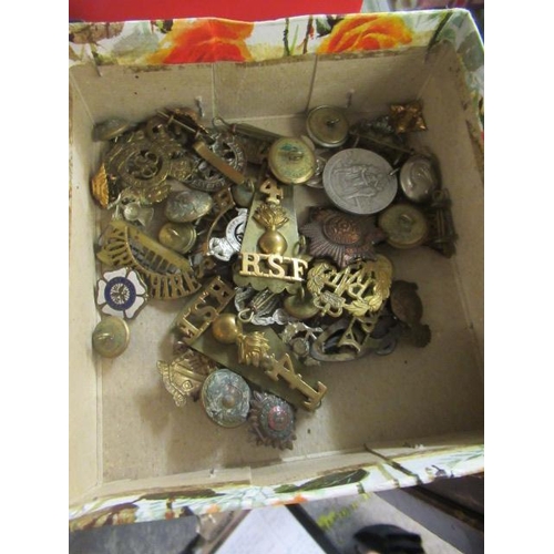 BOX OF MILITARY INSIGNIA INCLUDING 1919 PEACE MEDAL