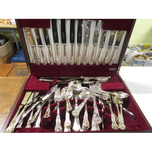 Canteen of fiddle, shell and thread pattern EPNS cutlery