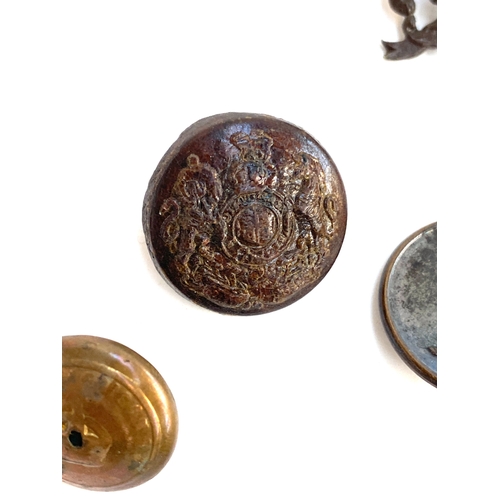 A quantity of WWII pip badges and assorted other buttons and badges to ...