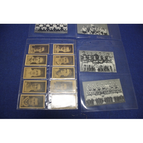 A COLLECTION OF FOOTBALL CARDS TO INCLUDE BLACK AND WHITE EXAMPLES