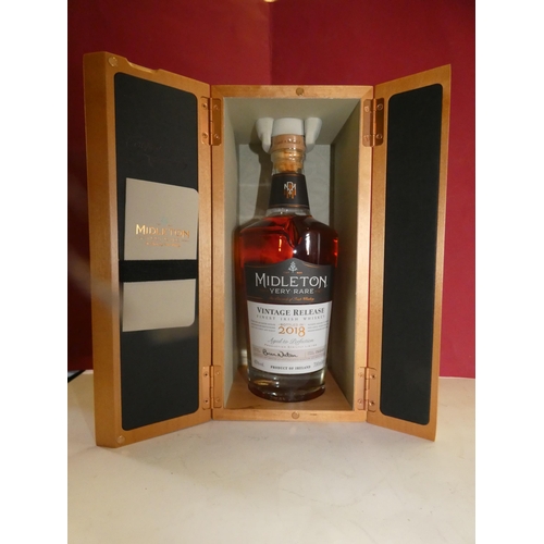 VERY RARE VINTAGE MIDLETON WHISKY IN WOODEN GIFT BOX