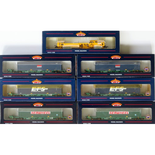 BACHMANN 00 gauge Rolling Stock comprising: 36-165 Plasser Tamper ...