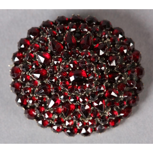 A LATE 19TH CENTURY BOHEMIAN GARNET CLUSTER BROOCH, tiered within an ...