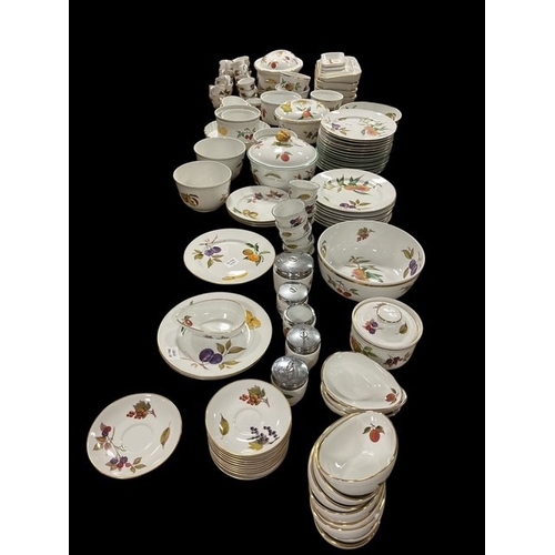 A HUNDRED AND FIFTEEN PIECE ROYAL WORCESTER EVESHAM VALE PATTERN DINNER ...