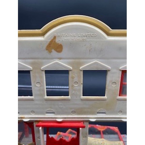 Plastic Britains & Timpo Western Buildings & Parts. (2550g)