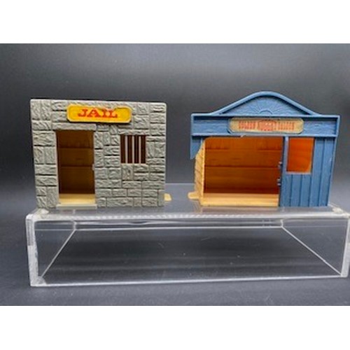 Plastic Britains & Timpo Western Buildings & Parts. (2550g)