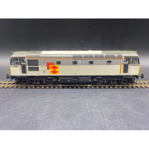 Heljan 3321 Class 33/2 33205 in Railfreight Distribution sector triple ...
