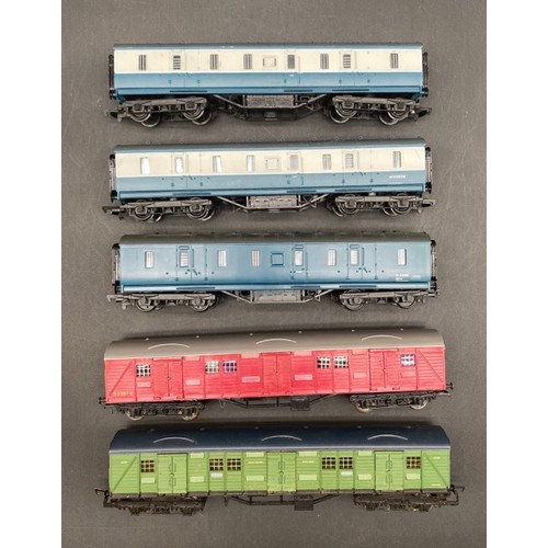 Five OO Bogie Vans - Dust free and Ready-to-Roll Hornby R4056 S.R Bogie ...