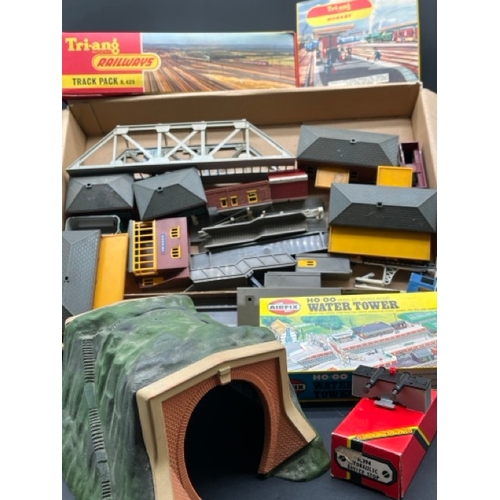 OO Tri-ang Scenic Model Railway accessories, including various station ...