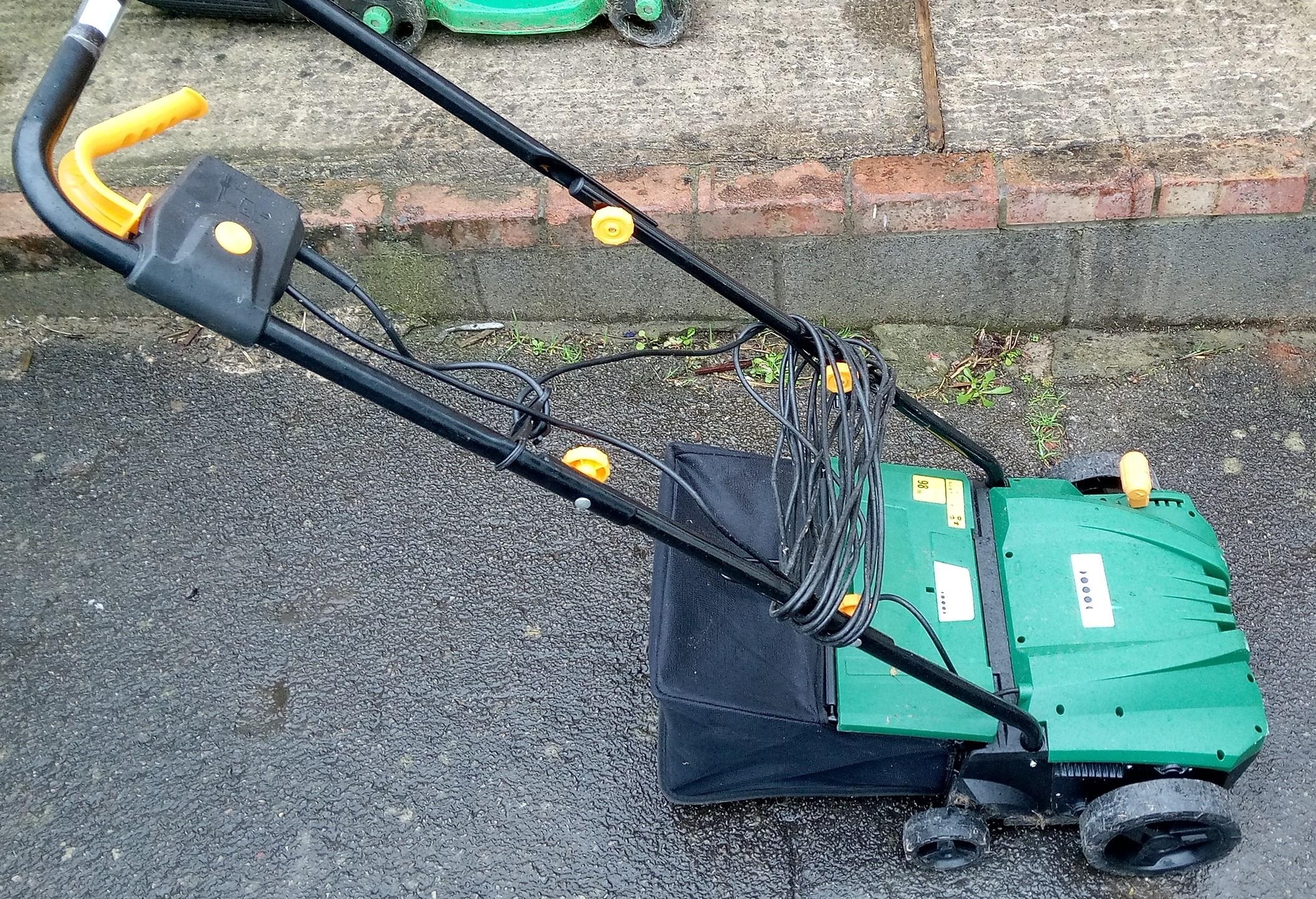 Electric garden scarifier with collection box
