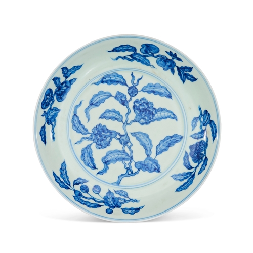 A FLORAL DESIGN BLUE AND WHITE CHINESE DISH, MING DYNASTYA FLORAL ...