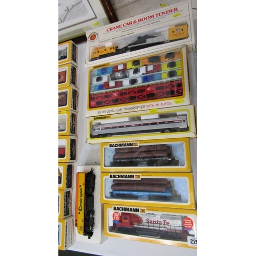 BACHMANN HO SERIES, crane car and boom tender, 89 tri level car transporter with 15 autos, Bud and t