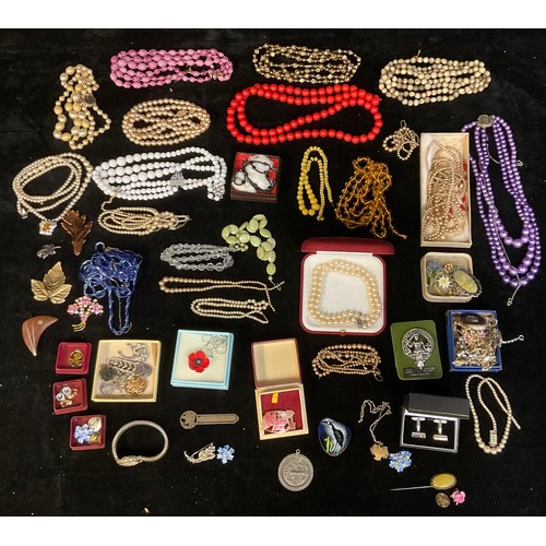 Costume Jewellery - a single strand of Majorca pearls, silver clasp ...
