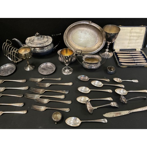 Silver & plate - a cased set of six silver hafted butter knives, George ...