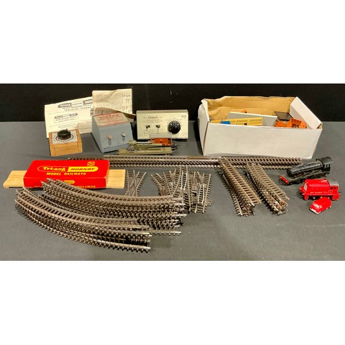 A Tri-ang Hornby engine, wagons and freight, rocket launcher, three ...