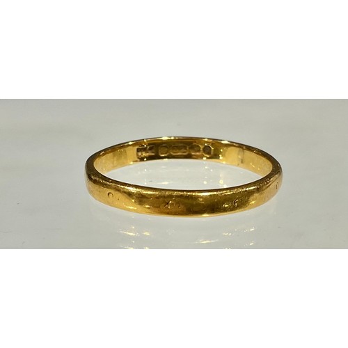 A 22ct gold patterned wedding band, circle pattern going all the way ...