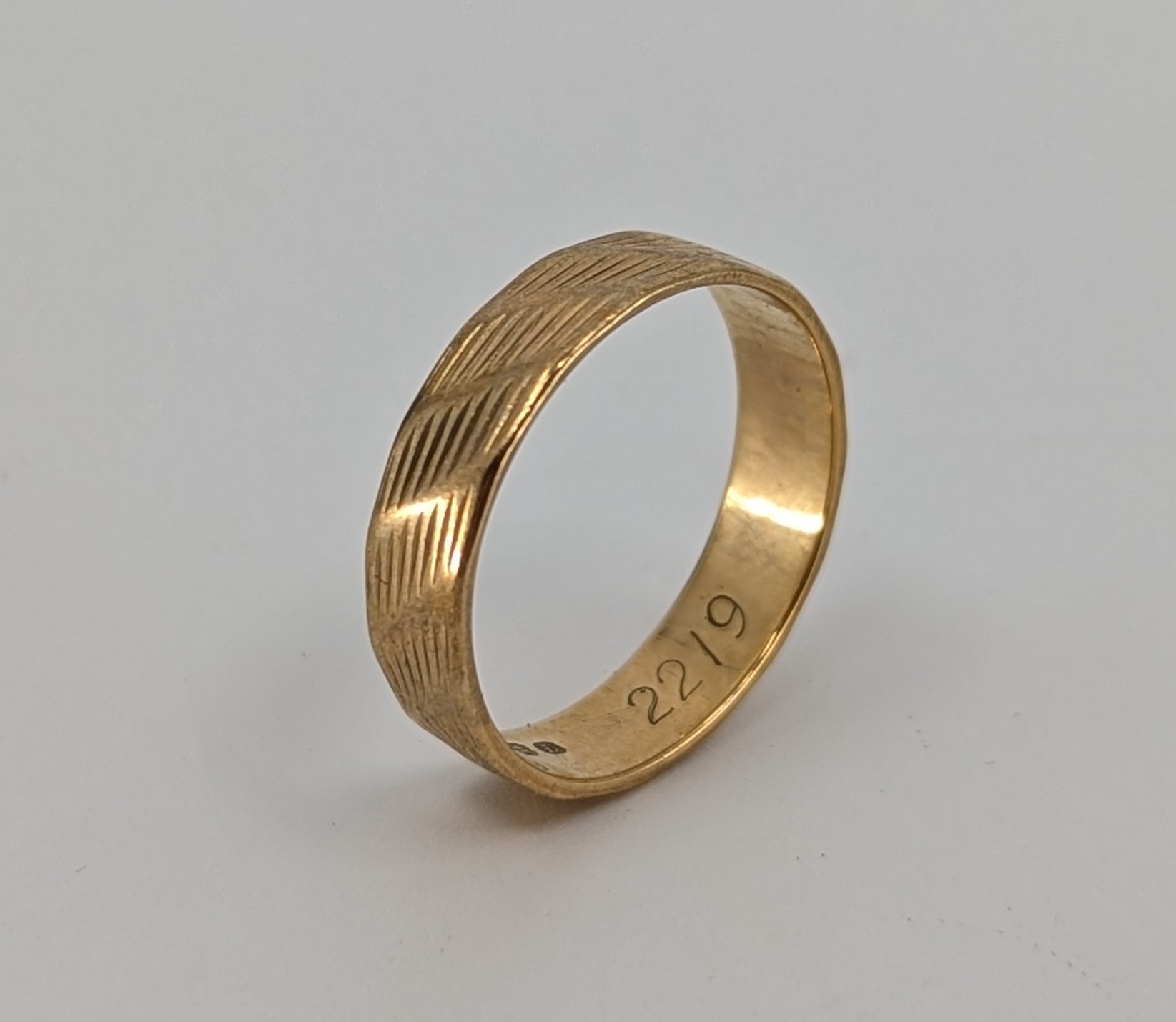 A 9ct gold patterned wedding band, approx. 4.5mm wide, hallmarked "375 ...