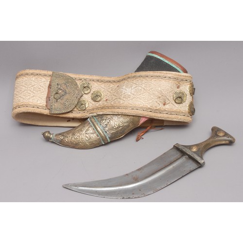 An Omani jambiya, 22cm curved blade, horn handle, brass mounted ...