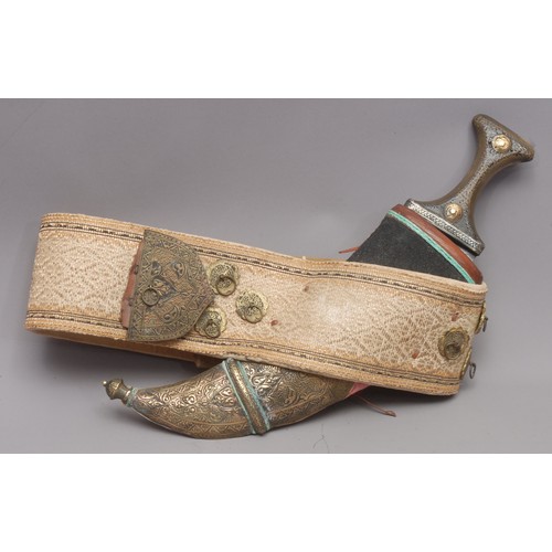 An Omani jambiya, 22cm curved blade, horn handle, brass mounted ...