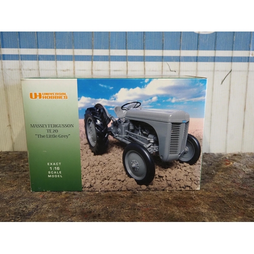 Universal Hobbies 1:16 scale model Massey Ferguson TE20