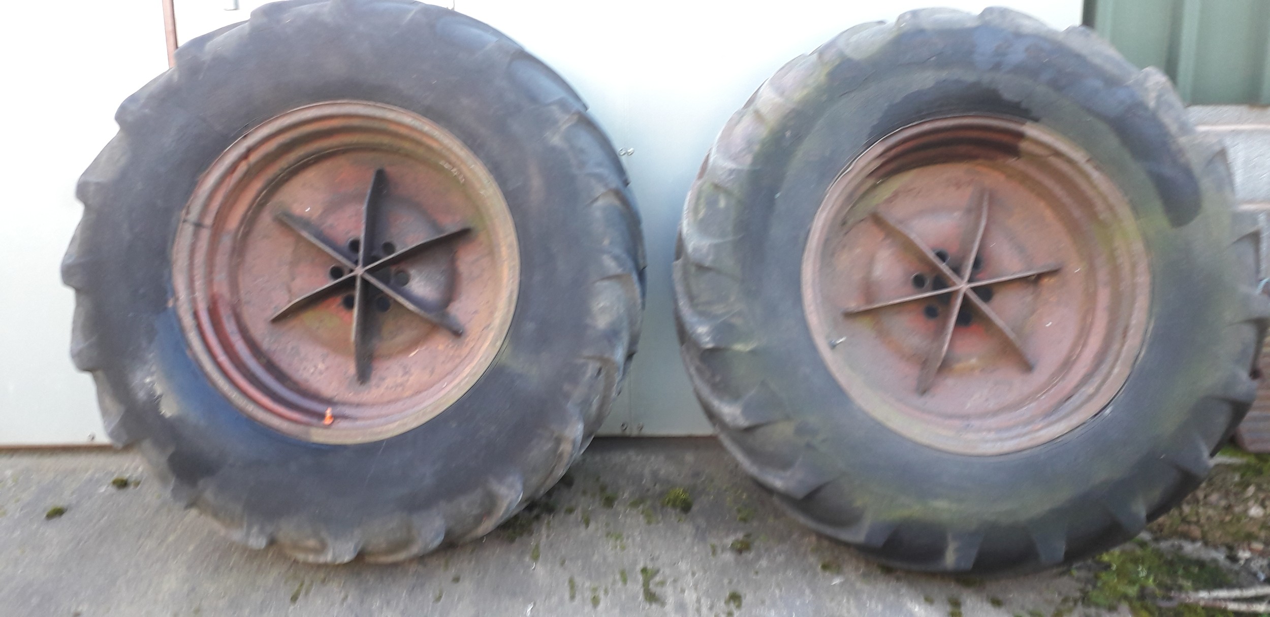 Heavy duty tyres 14-30 and rims, to suit Fordson Major