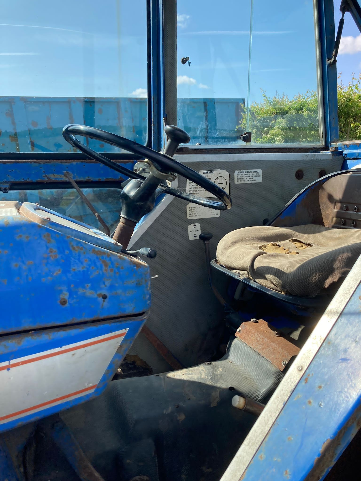 Leyland 472 tractor. 4WD. c/w Loader. 4550 hours showing. SN- 249687 ...