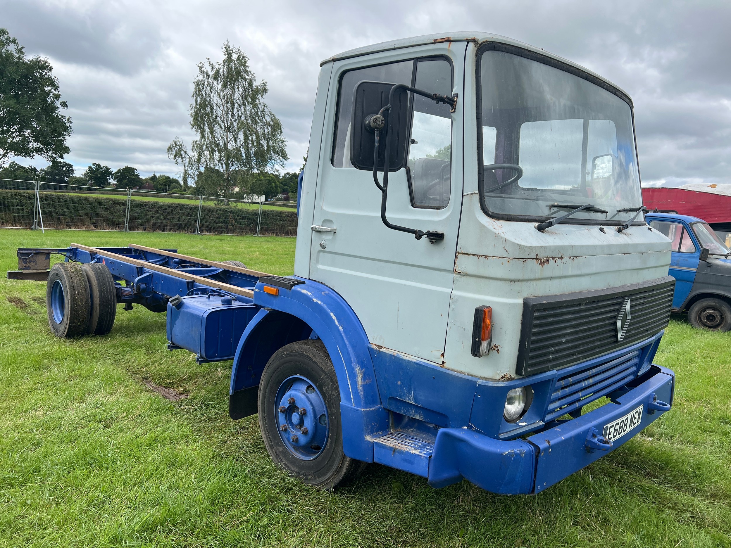 Renault Dodge lorry. Runs and drives. Reg E688 MEW. No docs