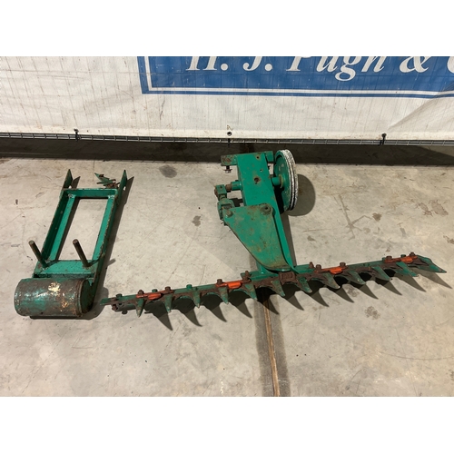Pelt driven compact finger bar mower