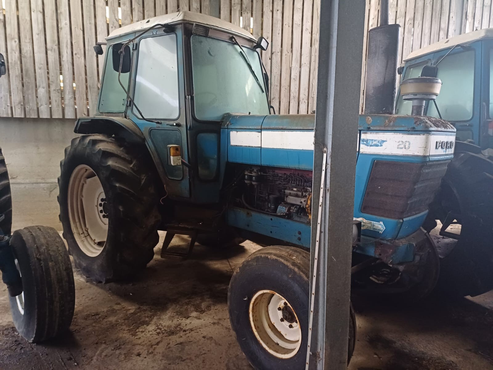 Ford 8100 2wd tractor. C/w Pick up hitch, showing 6500 hours. R reg.