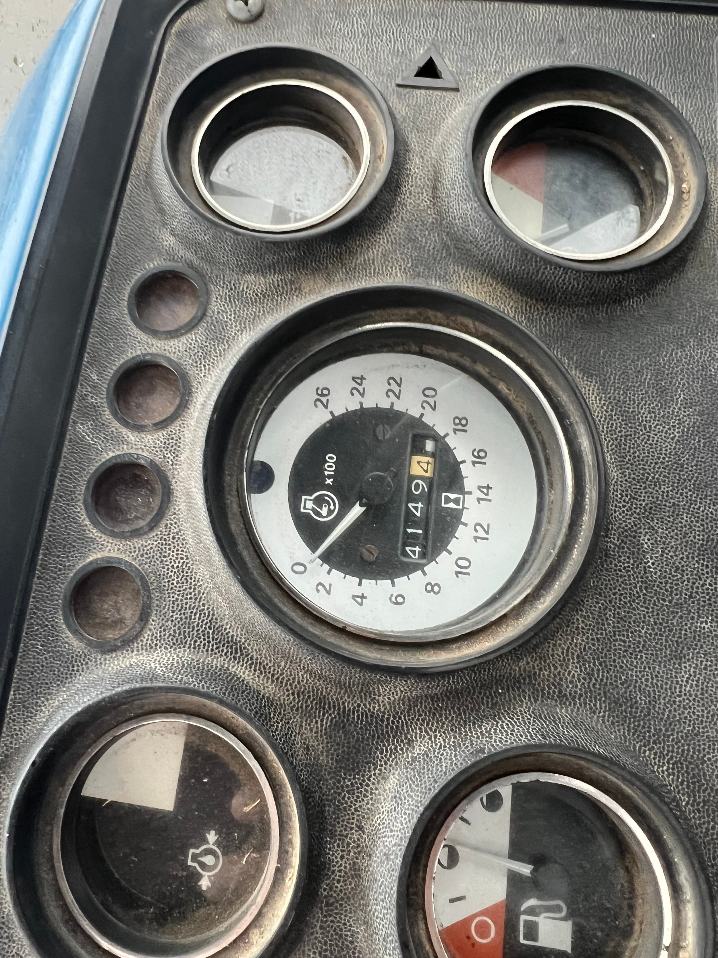 Ford 8200 Q cab 4WD tractor. Schindler axle. Good original condition ...