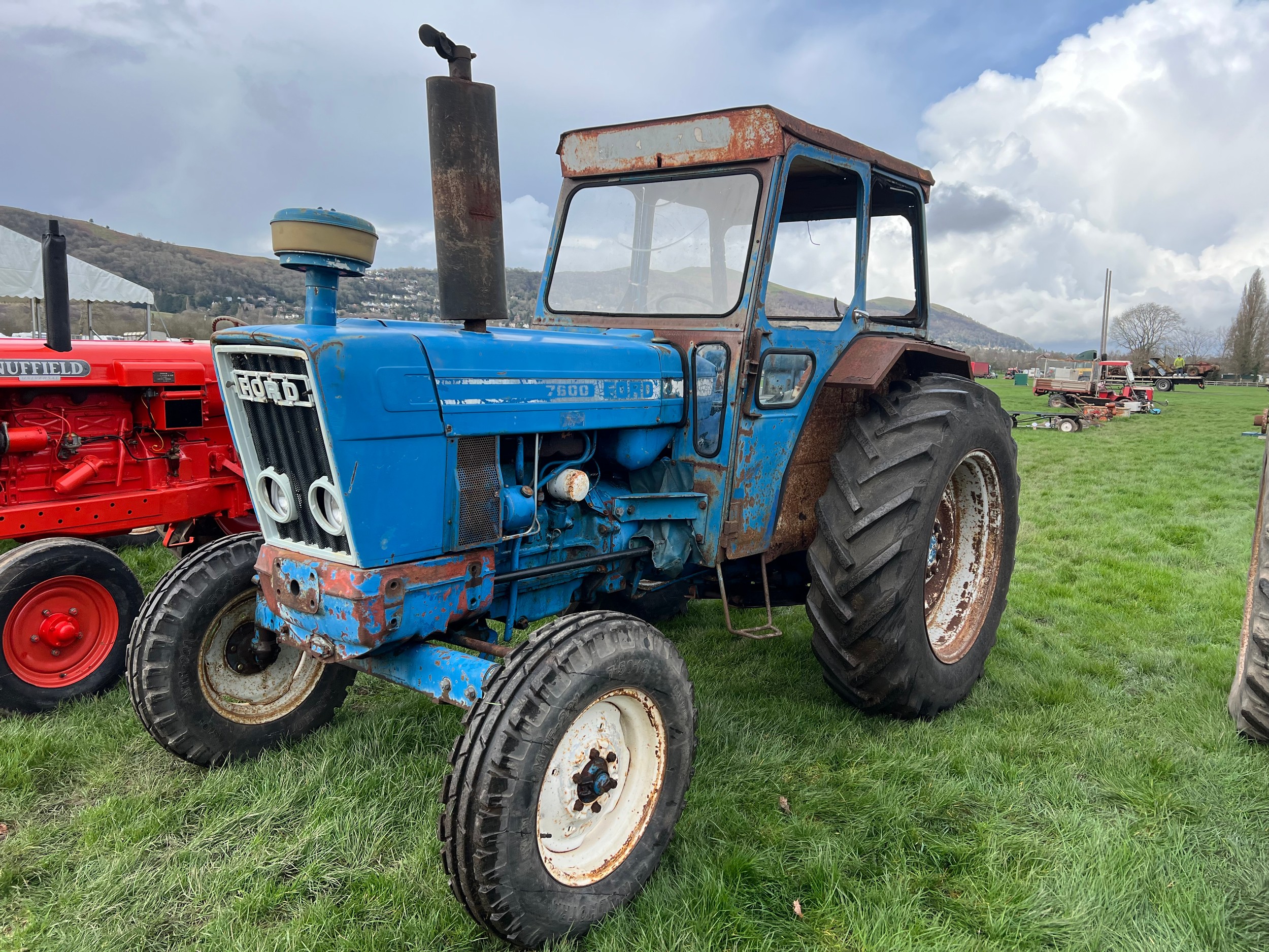 Ford 7600 tractor with cab. Runs. No docs