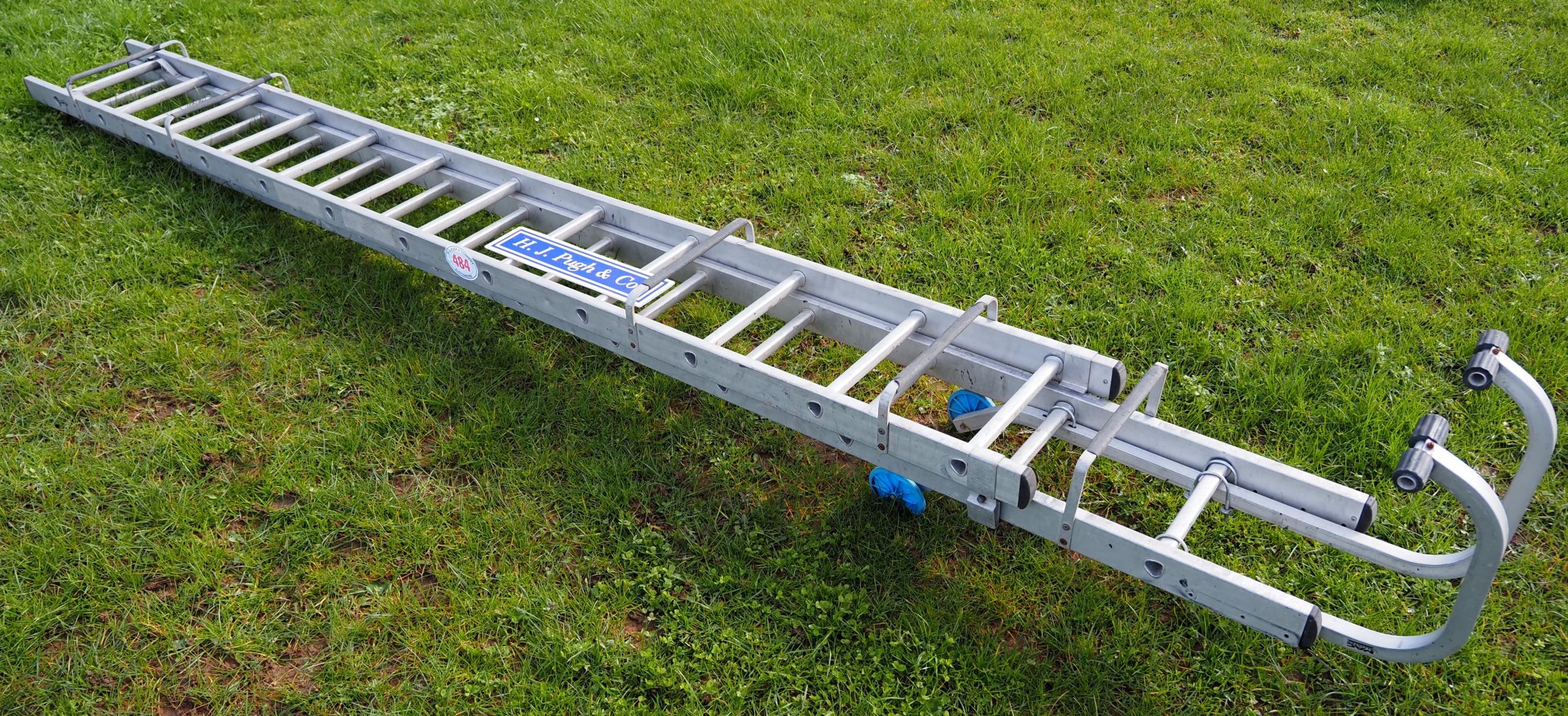 Extending roof ladder