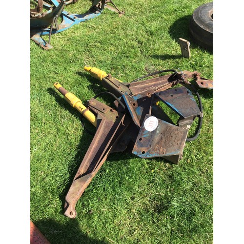 Leyland loader brackets with rams