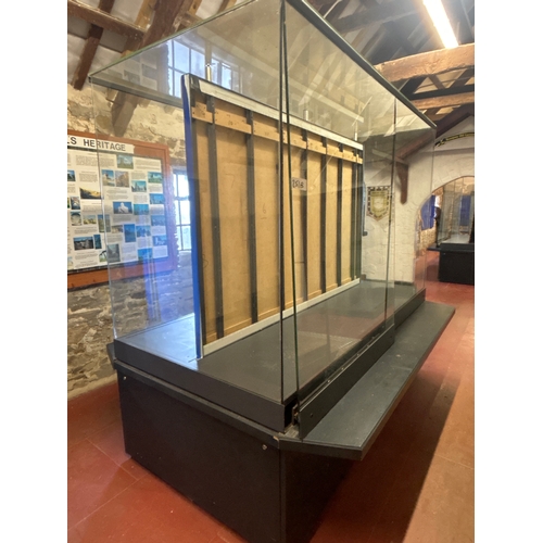 Glass display cabinet 6x7’