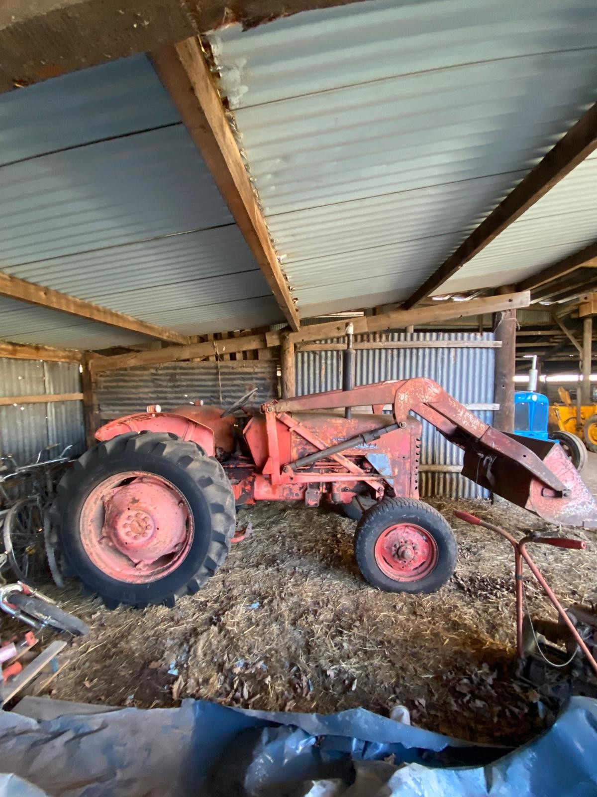 International B250 tractor. C/w loader. No docs