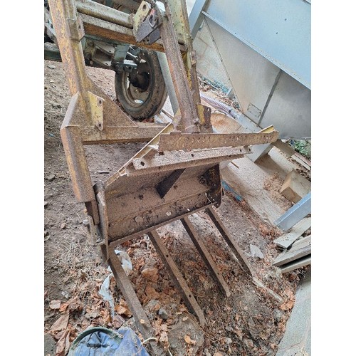 Fordson tractor. C/w Steel Fab Horndraulic loader. Runs and drives. Key ...
