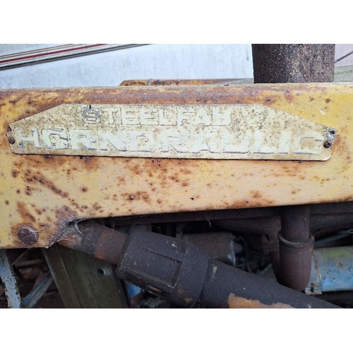 Fordson tractor. C/w Steel Fab Horndraulic loader. Runs and drives. Key ...