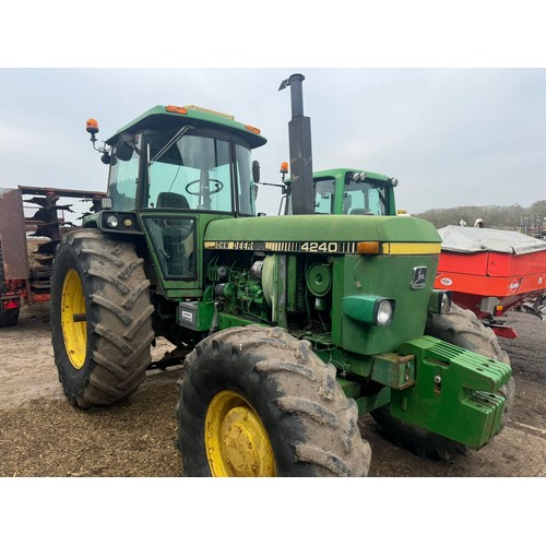 John Deere 4240 4wd tractor. Runs and drives