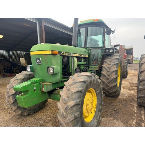 John Deere 4240 4wd tractor. Runs and drives