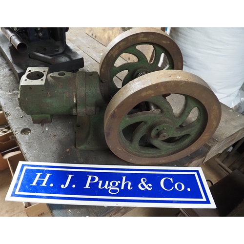 Miniature gas engine, Tom Senior.