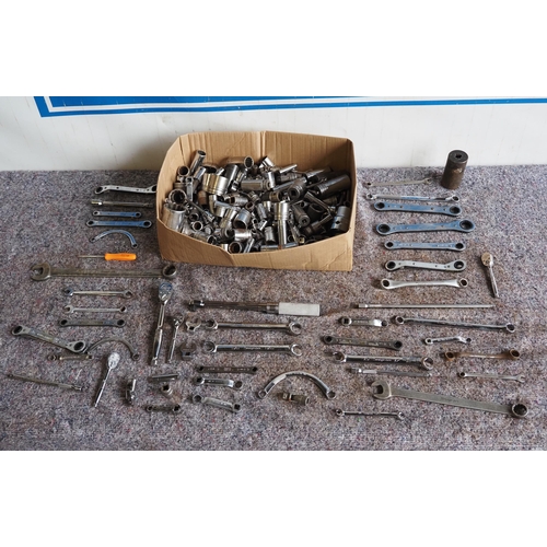 Assorted Snap-on tools to include spanners, sockets, torque wrench, etc