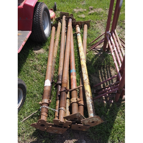 Quantity of Acrow props