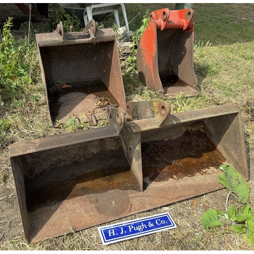 Case 580F digger. Runs, showing 4172 hours. C/w 3 buckets. Serial no ...