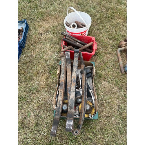 Quantity of digger pins, teeth and trailer parts